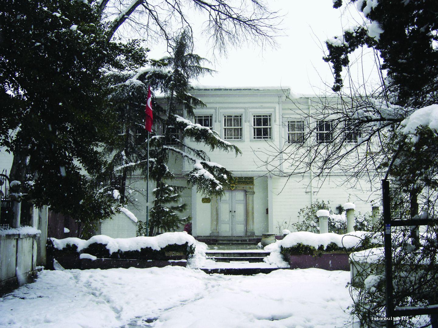 24- Galata Mevlevîhanesi, Semahane'nin giriş (kuzey) cephesi (M. Baha ...