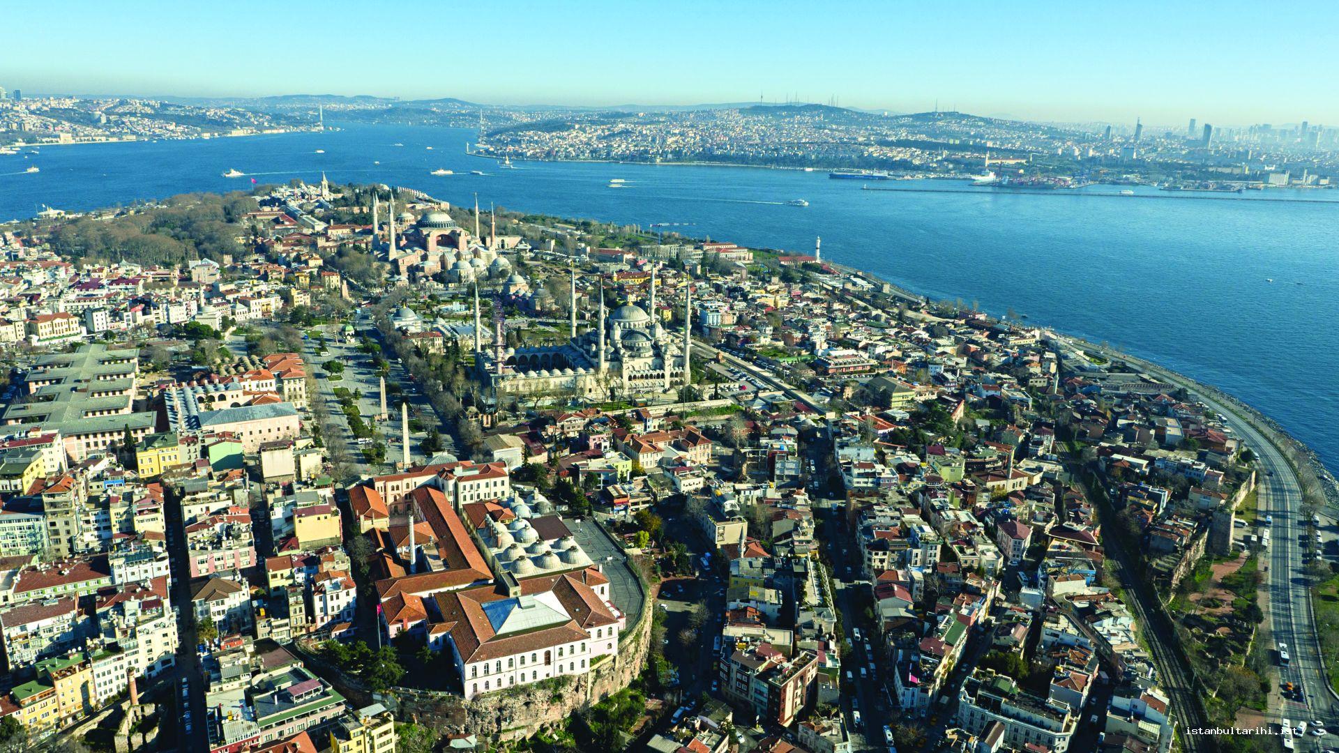 6- Hipodrom ve Büyük Saray’ın duvarları (Ön tarafta)